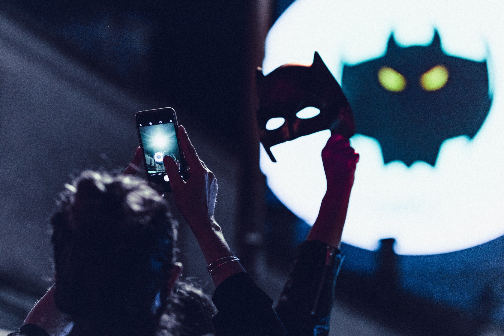 Batman Day 2020: Warner Bros. projette le Bat-Signal à Paris - DC ...