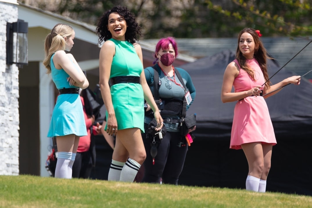 Les fans réagissent aux tenues sur les photos de tournage - Powerpuff ...