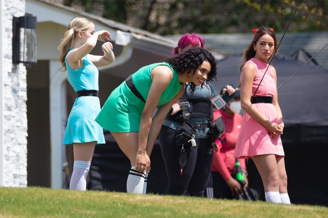 Les fans réagissent aux tenues sur les photos de tournage - Powerpuff ...